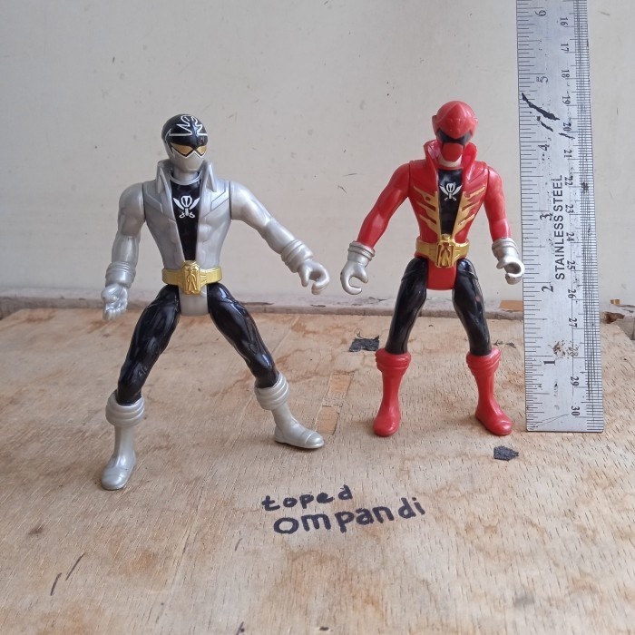 Jual Toys 2 figure power rangers pirates gokaiger merah dan silver ...