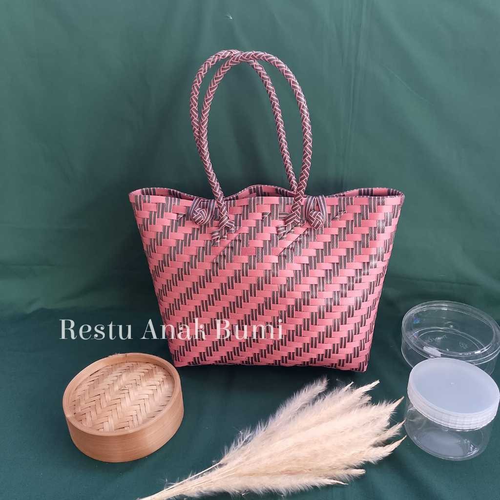 Jual Tas Anyaman Plastik Merah Tali Panjang | tas belanja | tas pasar ...
