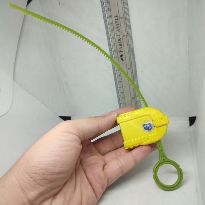 Jual RR27 Beyblade Metal Fusion Launcher Right + String Yellow Color ...