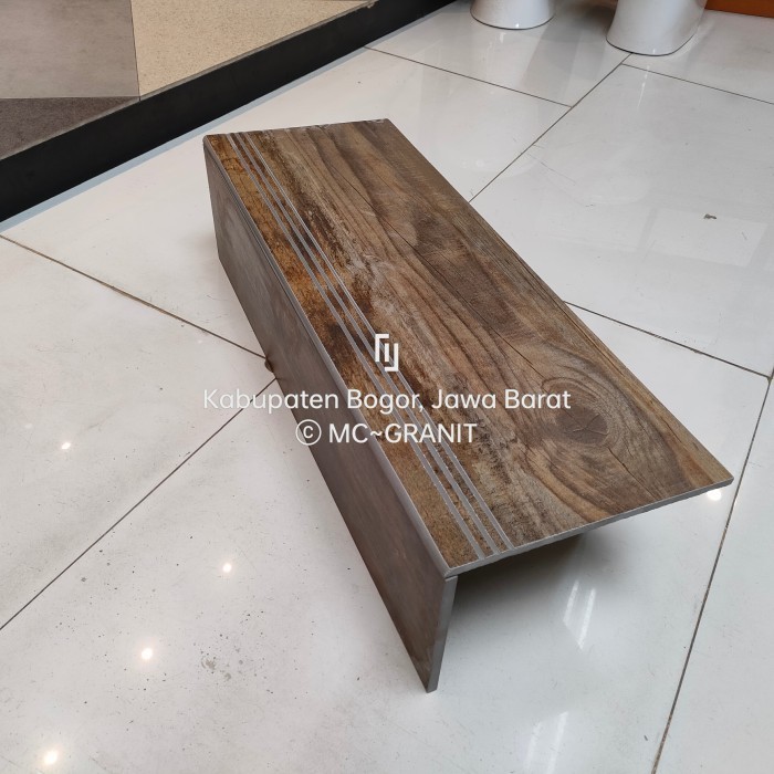 Jual granit tangga motif kayu 30x120 20x120 Essenza Maple wood | Shopee ...