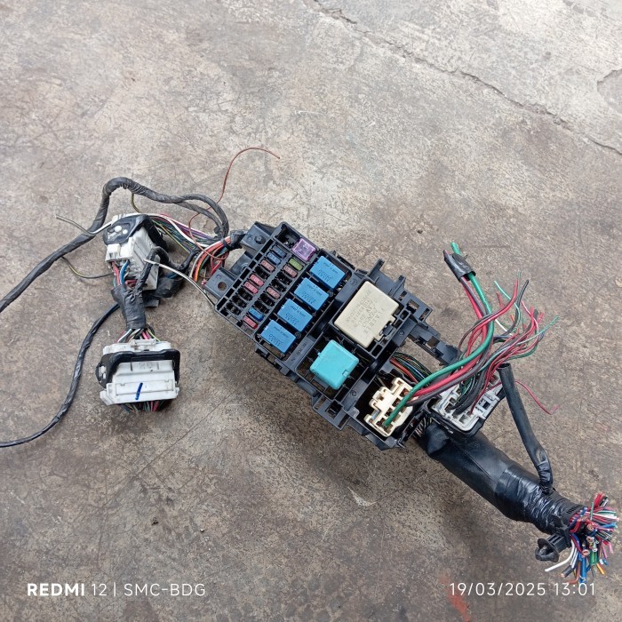 Jual Fuse box sikring / relay flasher Dalam dashboard Avanza xenia 1.3 ...