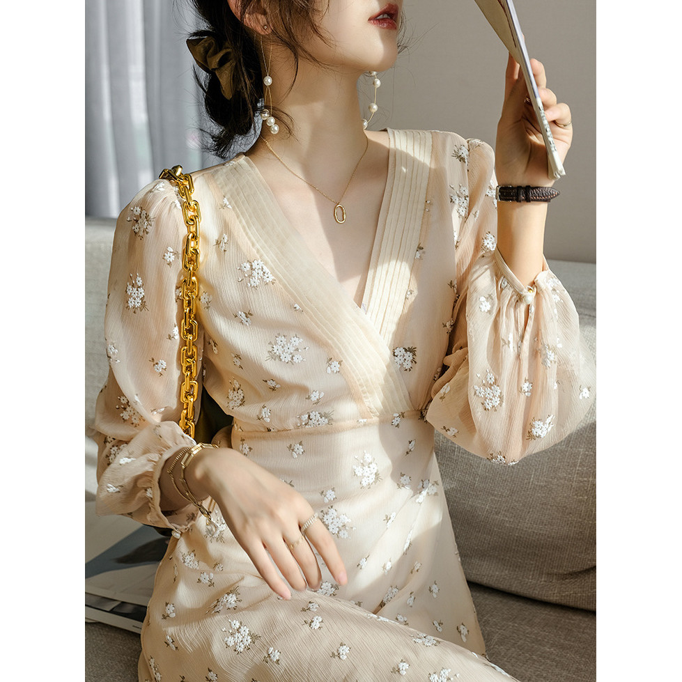 Jual Gaun Sifon Bermotif Bunga Dengan Desain V-neck Yang Indah Dan ...
