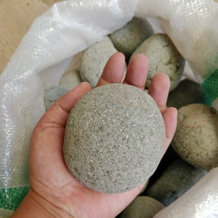 Jual batu taman bulat jumbo, batu taman hitam besar 1 karung 20 kg ...