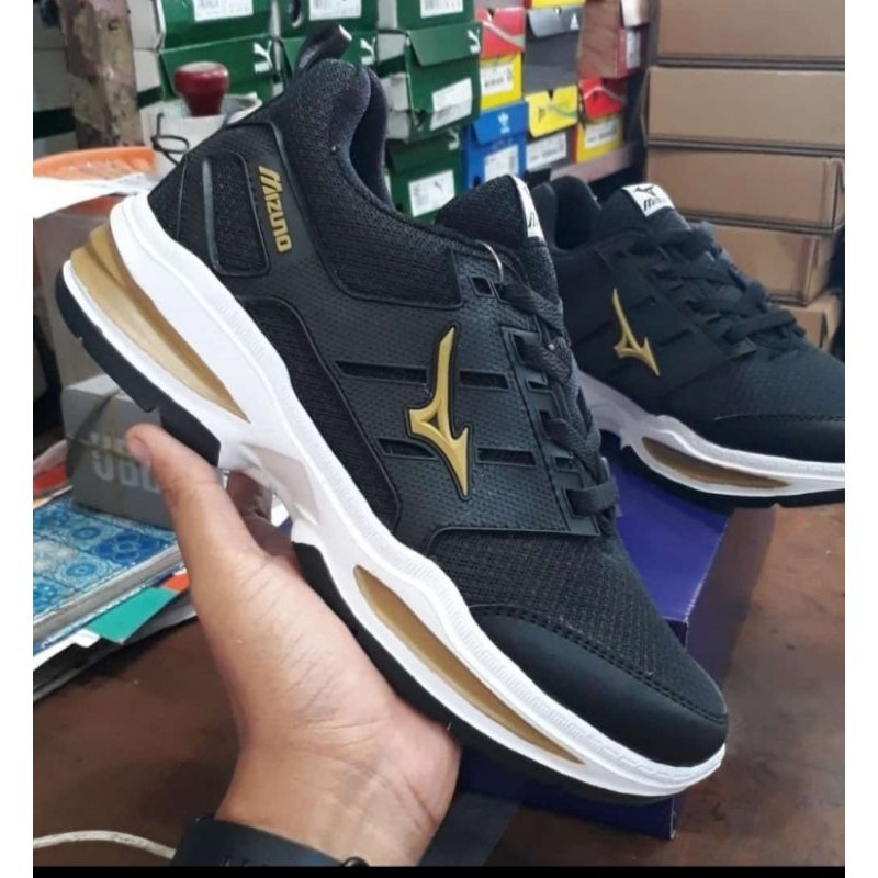 Jual SEPATU MIZUNO RUNING PRIA HITAM GOLD SEPATU LARI MIZUNO RUNNING ...
