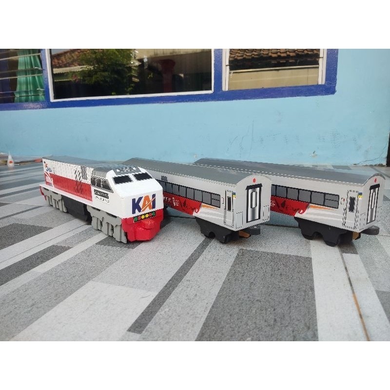 Jual IL29 miniatur satu set lokomotif kayu cc203 dengan 2 gerbong ...