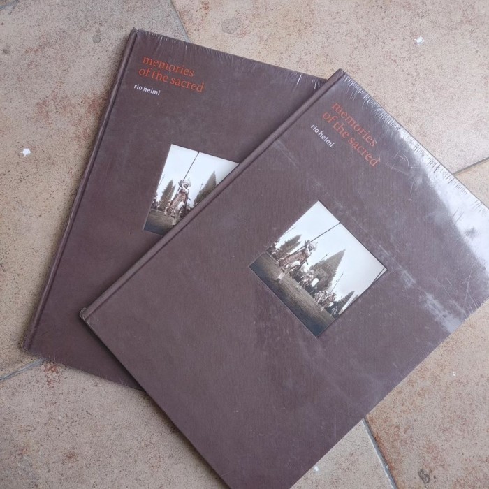 Jual Memories of the Sacred; Photographic Essay of Balinese Ritual ...