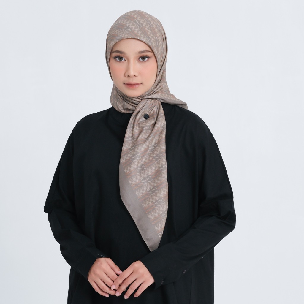 Jual HIjab Motif Segi Empat Deenay Lanika Series | Shopee Indonesia