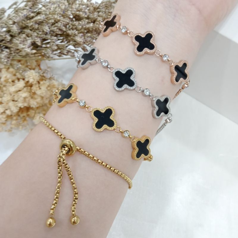 Jual gelang serut titanium fashion bunga clover hitam 1cm | Shopee ...