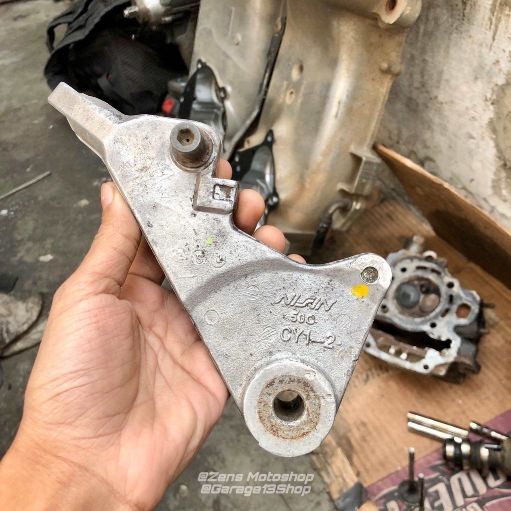 Jual Dudukan Braket Kaliper Rem Belakang Yamaha Jupiter MX 135 New Original Copotan | Shopee ...