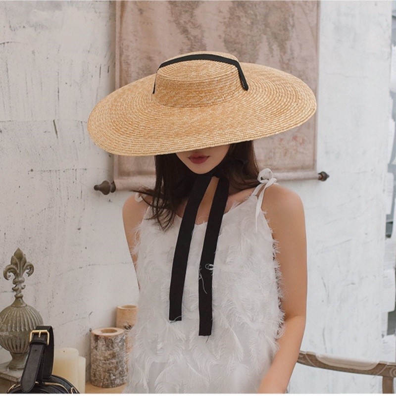 Jual Topi Pantai Wanita Terbaru Dengan Tali Hitam Panjang & Lebar Tepian Topi untuk Perlindungan ...