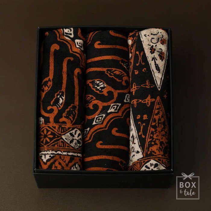 Jual KAIN SARIMBIT PARANG KUSUMO LATAR HITAM by Box and Tale | Shopee ...