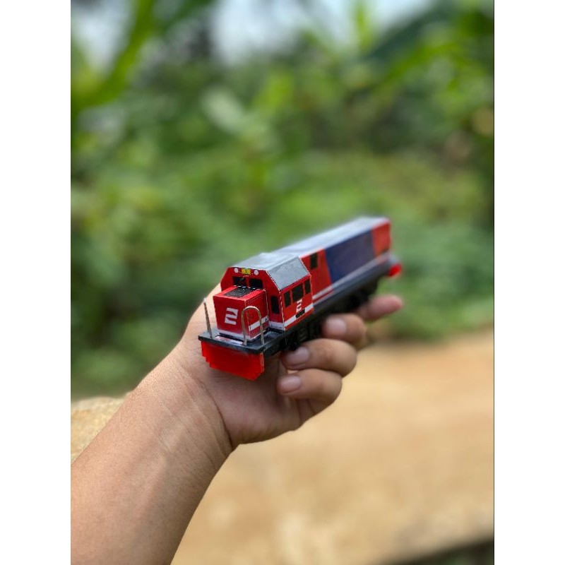 Jual Miniatur Kereta Api Lokomotif cc201 perumka Mesin bisa jalan ...