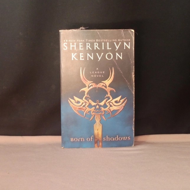 Jual SHERRILYN KENYON - BORN OF SHADOWS | Shopee Indonesia