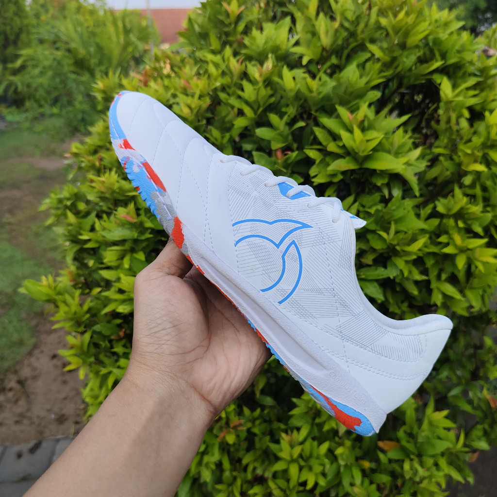 Jual LE09 Sepatu Futsal OrtusEight Jogosala V2 Putih Biru Sudah Di Jahit | Shopee Indonesia