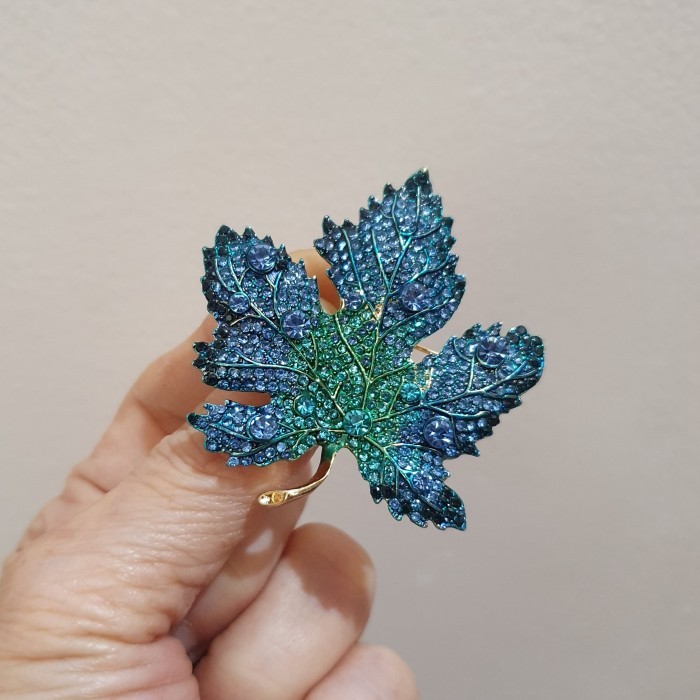 Jual Bros Daun Maple Full Kristal Luxury Maple Leaf Brooch Rhinestone ...