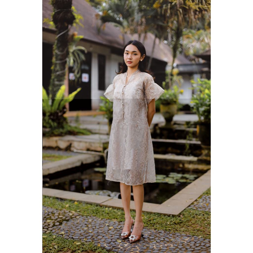 Jual ATELIER MODE – Semi Fitted Silhoute Tunic Wanita – Khia Cream – All size | Shopee Indonesia