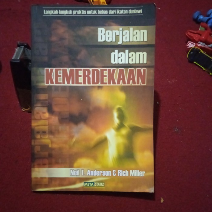 Jual Berjalan Dengan Kemerdekaan by Neil T. Anderson & Rich Miller ...