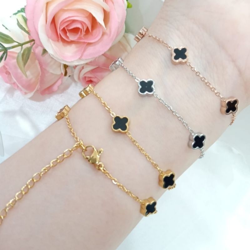 Jual gelang tangan rantai titanium bunga clover hitam kecil bolak balik ...