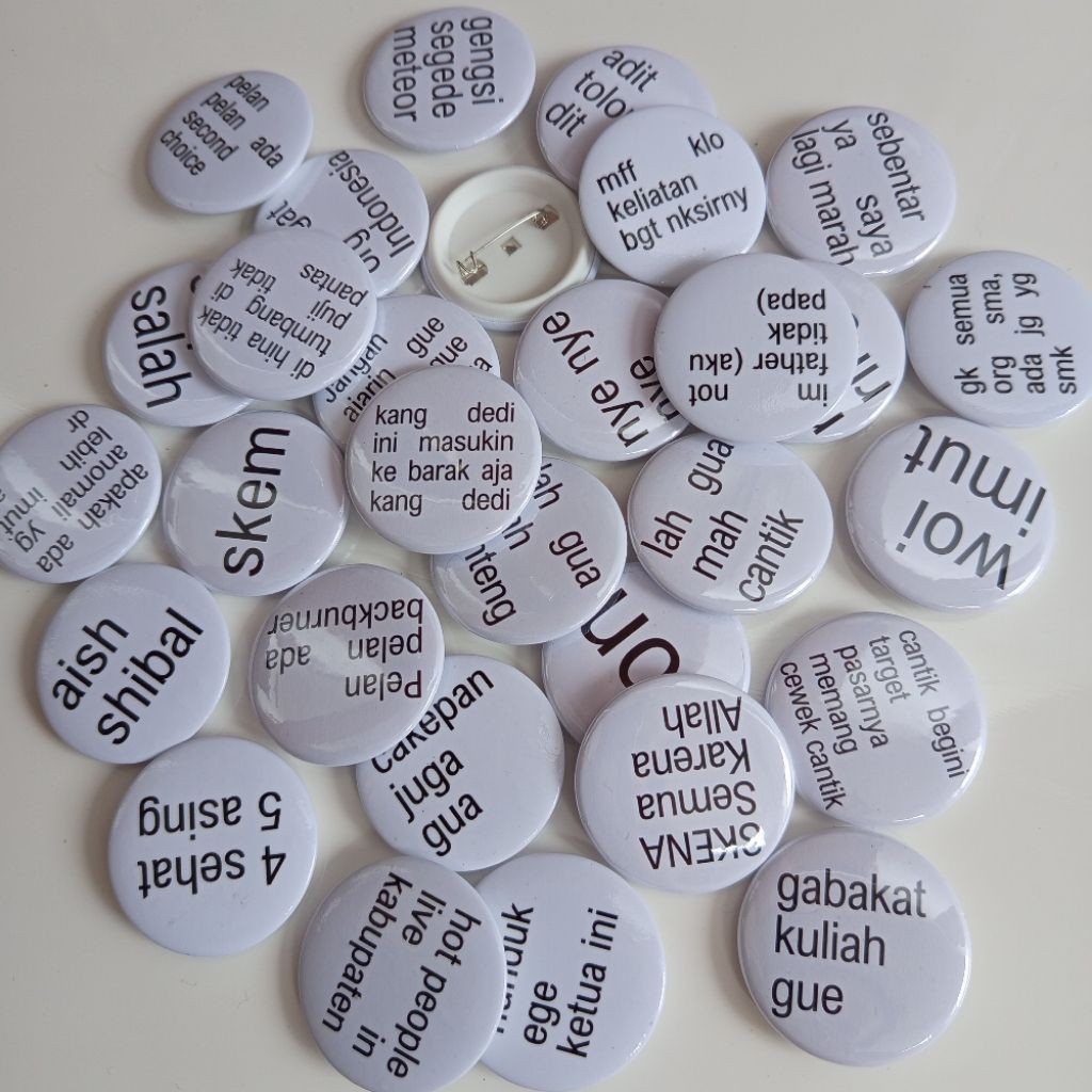 Jual Sparkly Pin Button Meme Brain Rot Text Lucu 44mm Aksesoris Keren ...