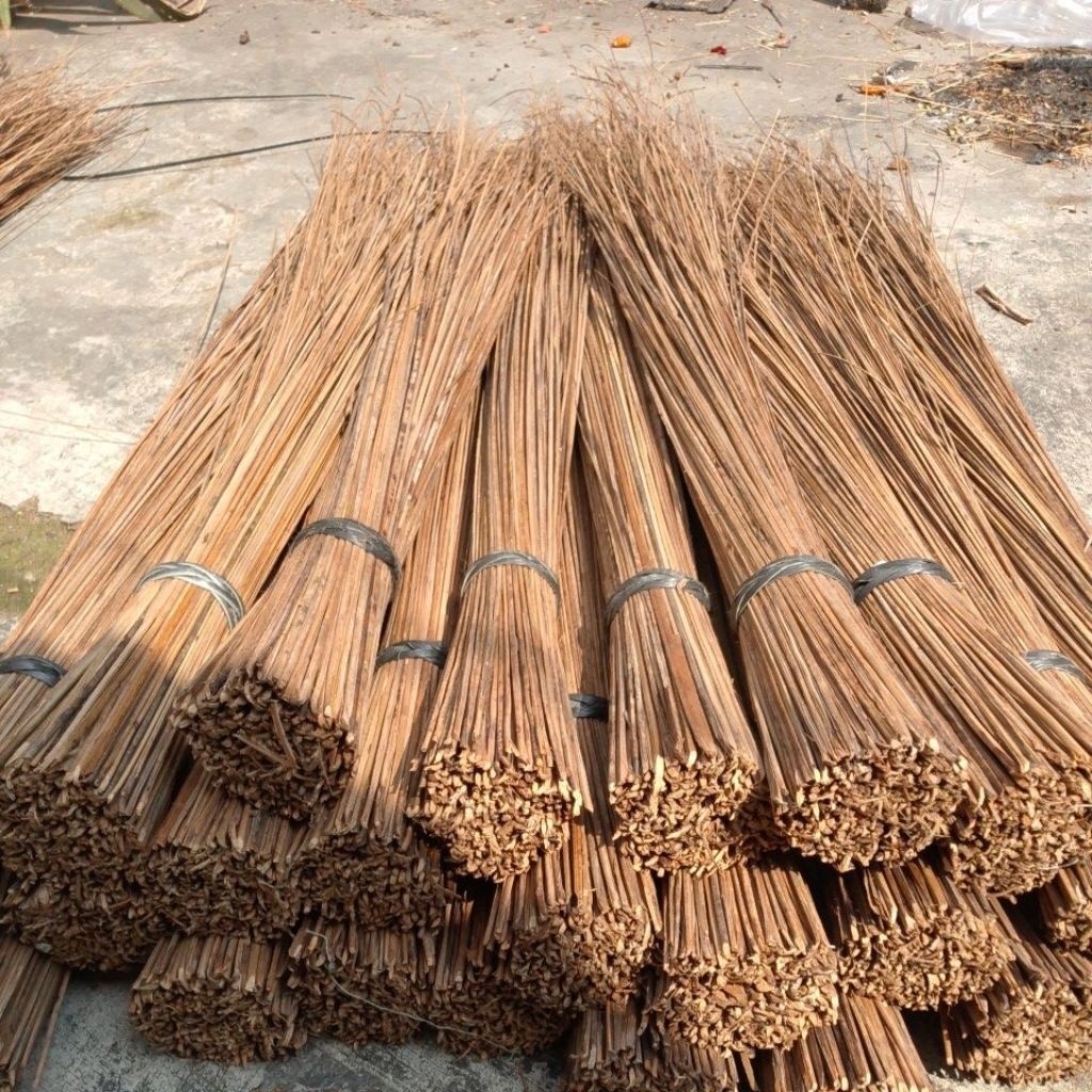 Jual sapu lidi ikatan besar dan kecil/sapu lidi dari pohon kelapa ...