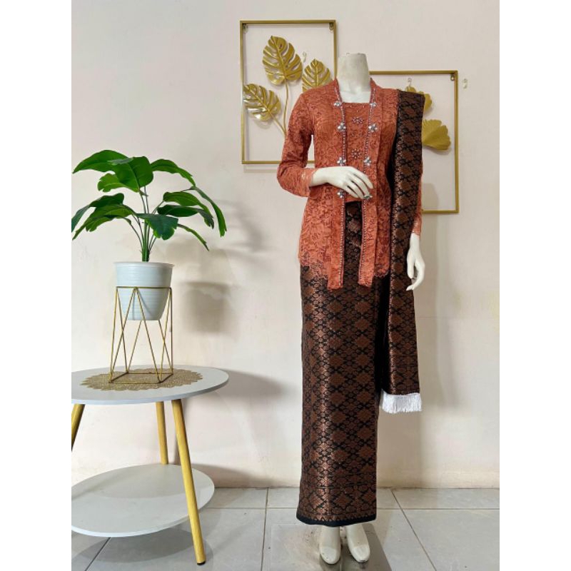 Jual Ready kebaya setelan kutubaru brokat Payet dengan rok songket ...
