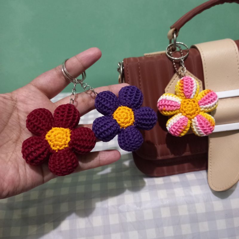 Jual Gantungan kunci crochet flowers red pink rainbow crochet keychain ...