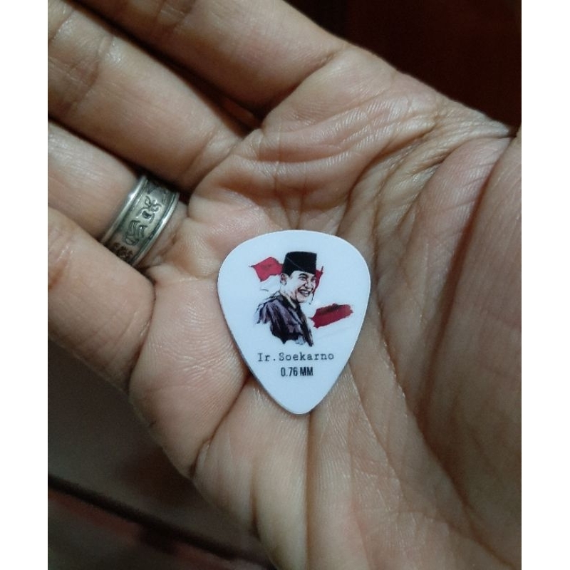 Jual pick gitar unik presiden soekarno 0.76mm | Shopee Indonesia