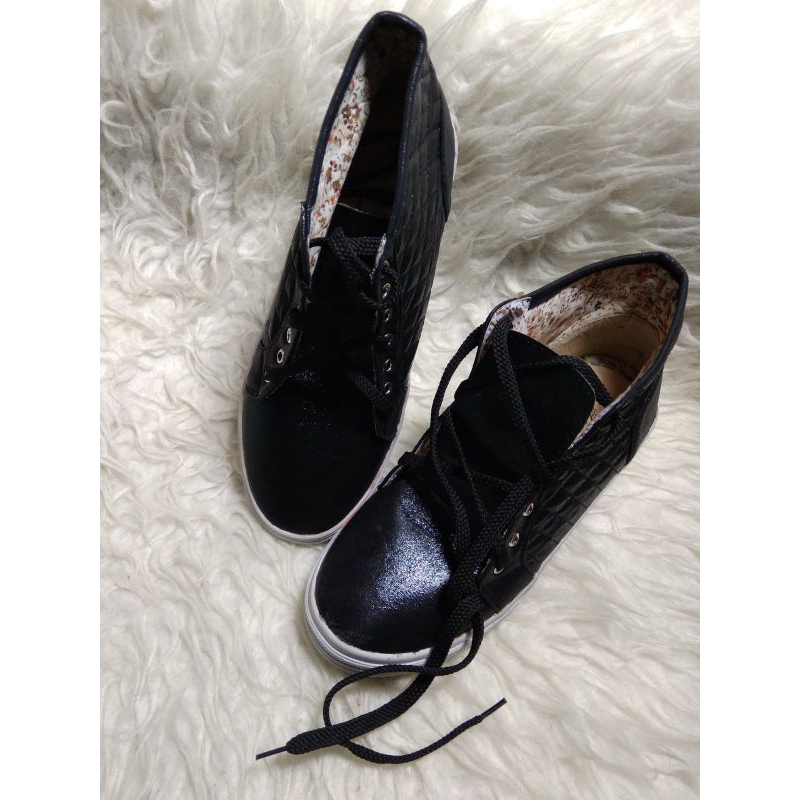 Jual SISTER BUTIK - SALE SEPATU SNEAKERS BAHAN KULIT SINTESIS | Shopee ...